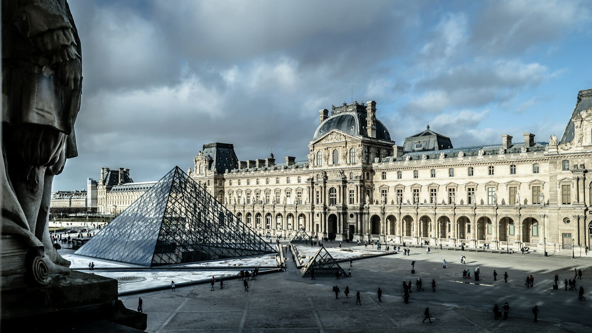 Louvre Faces Mounting Strain After a Year of Converging Pressures